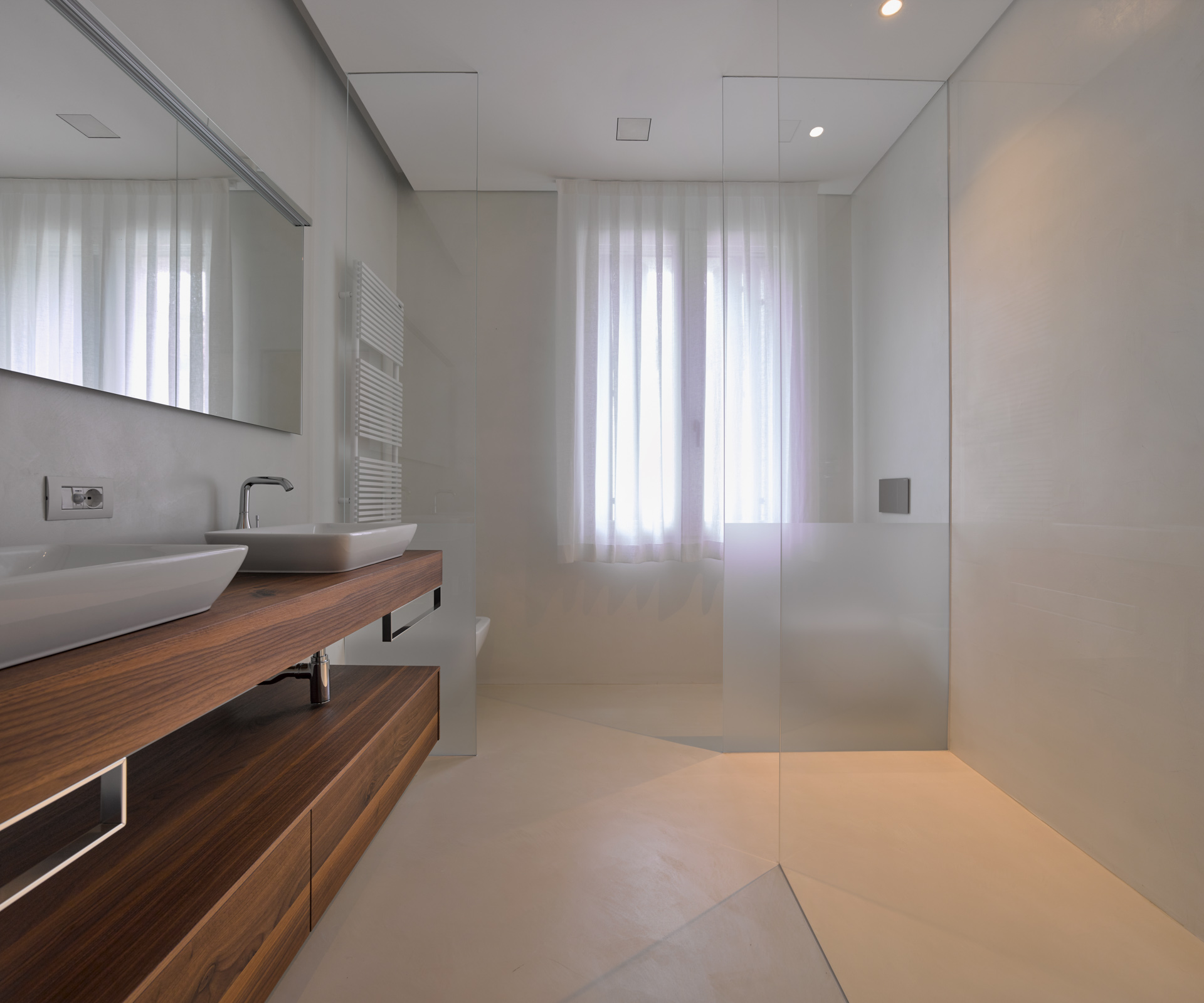 Walls and floors of a villa with Microverlay and Plam Color Taupe